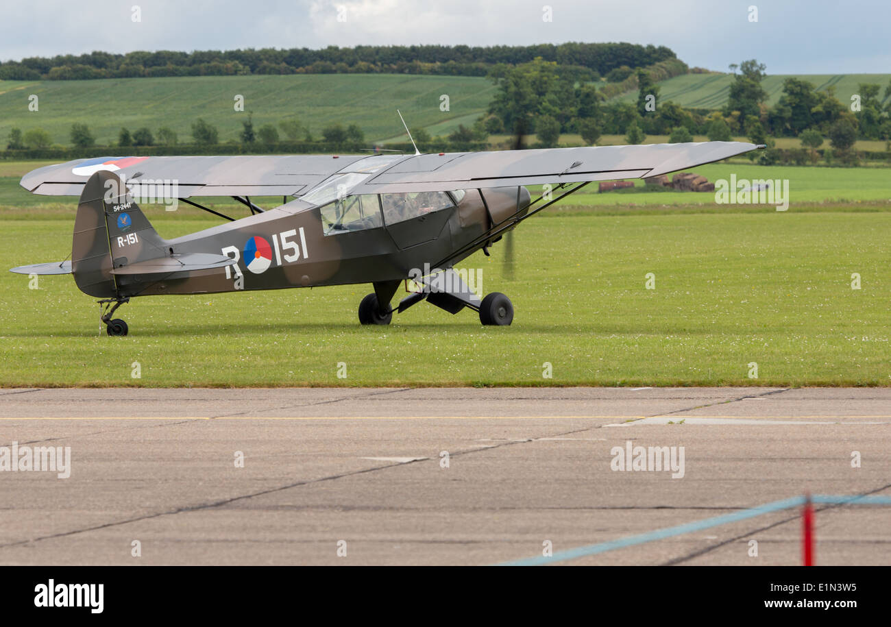 A Piper Super Cub light aircraft at Duxford Stock Photo - Alamy