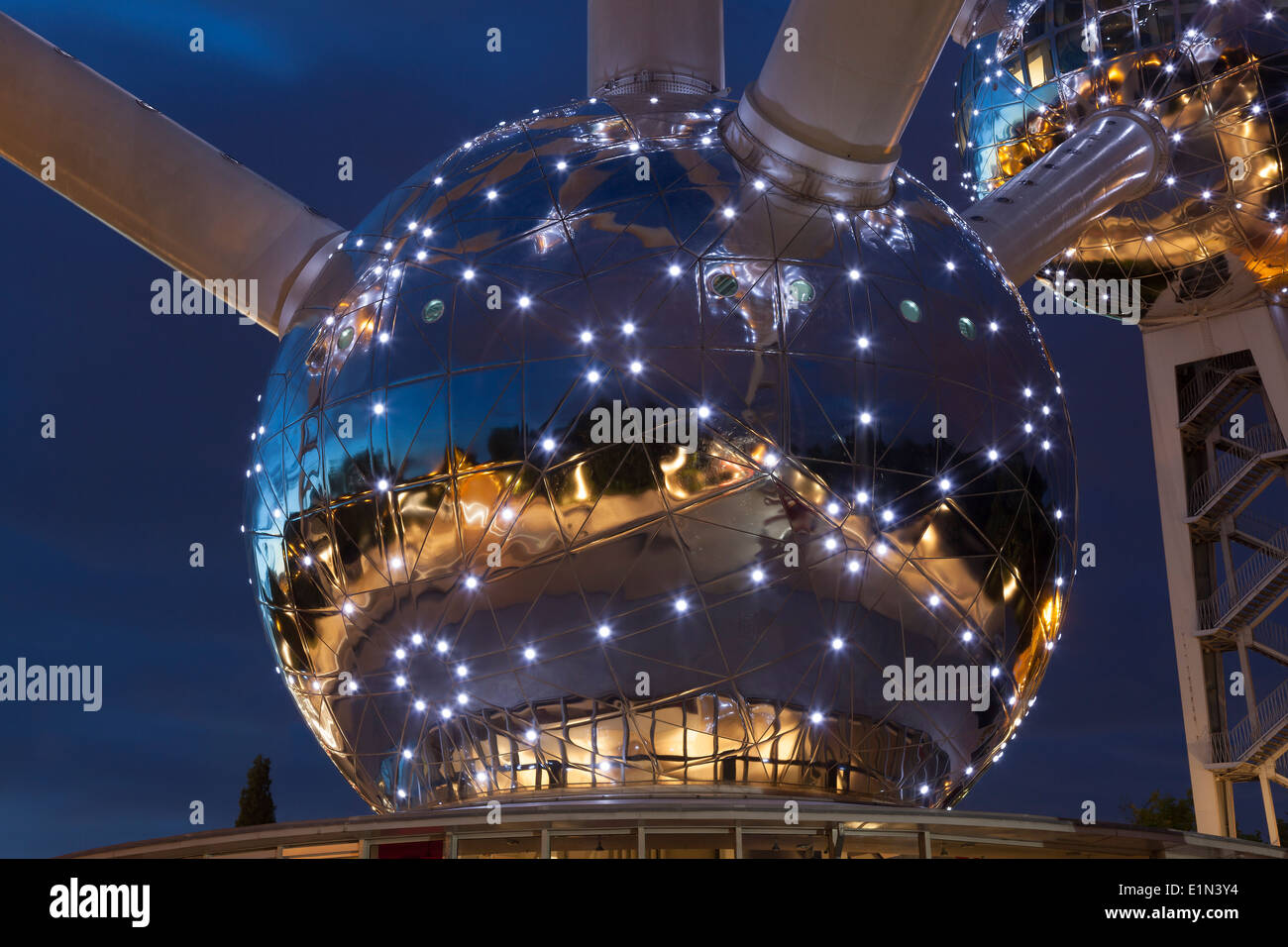 Brussels belgium atomium night lights hi-res stock photography and ...