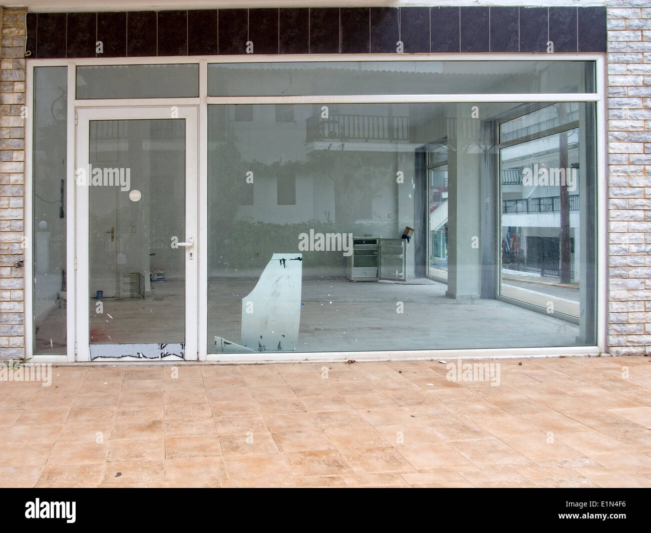 Run down shop Stock Photo - Alamy