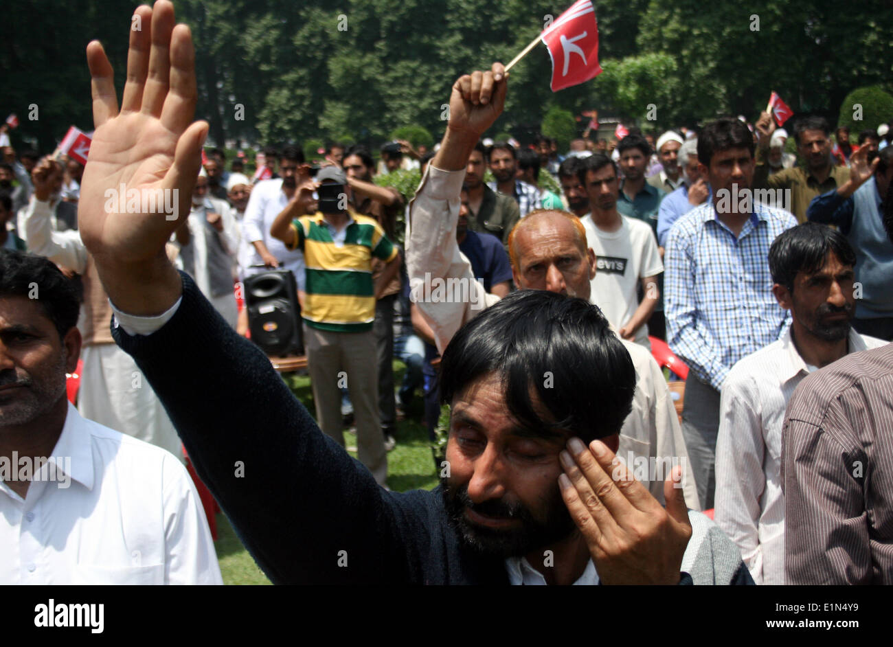 Srinagar, Kashmir. 7th June, 2014. Party worker Awami Ittihad Party ...