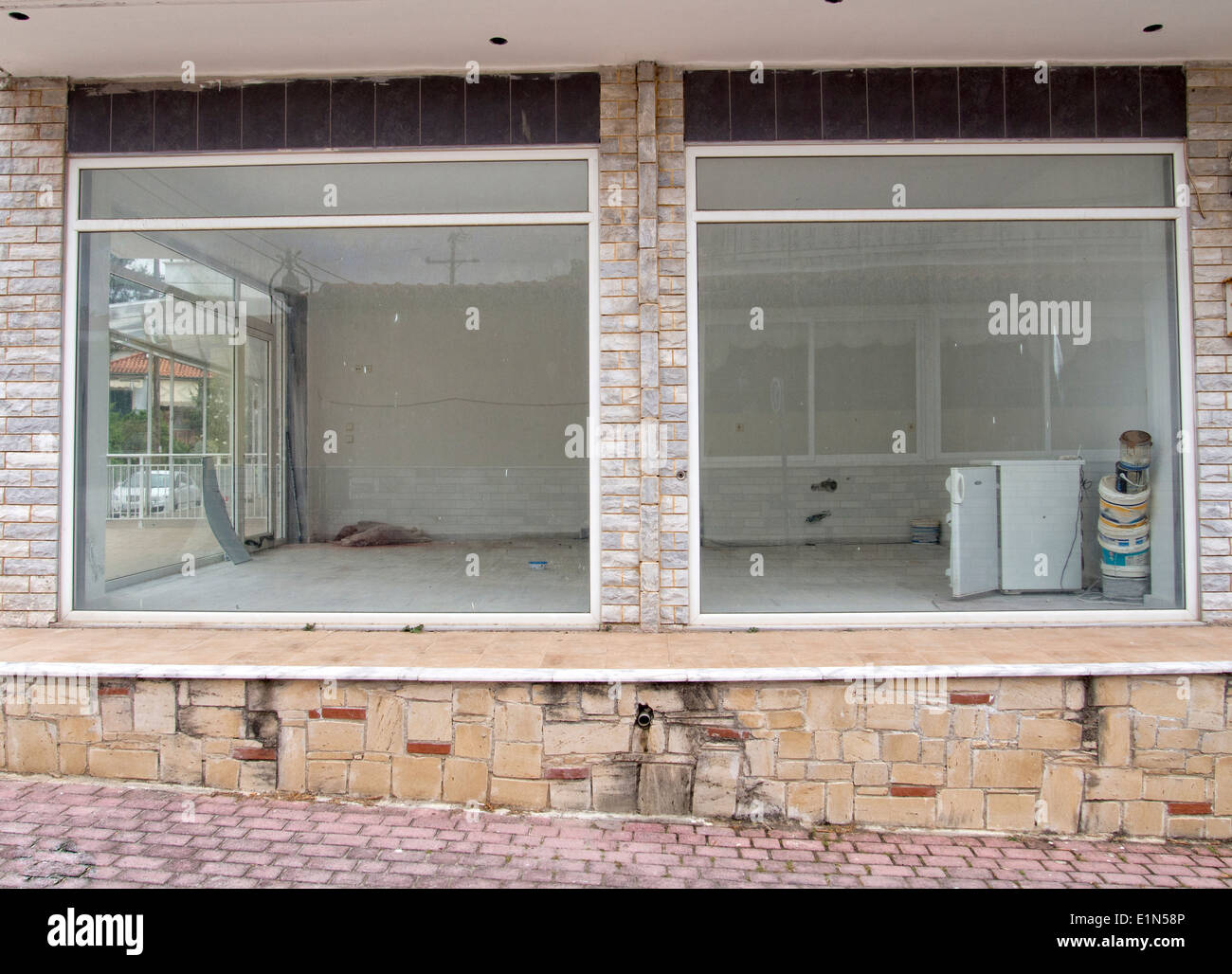 Run down shop Stock Photo - Alamy