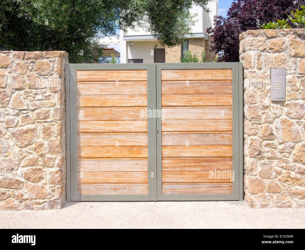 Wooden gates hi-res stock photography and images - Alamy