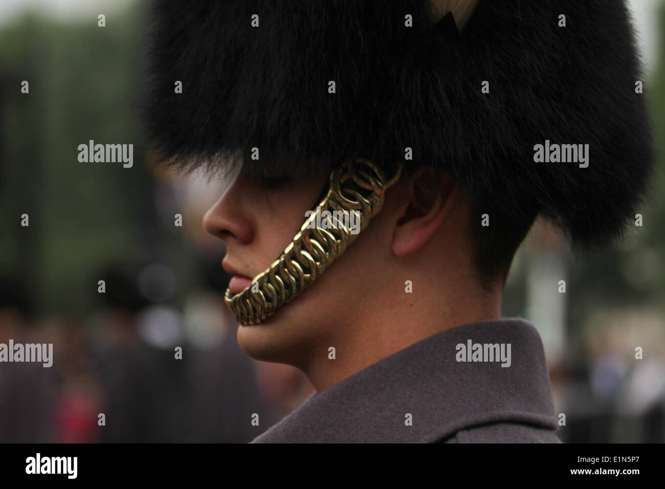 Solders at buckingham palace hi-res stock photography and images - Alamy