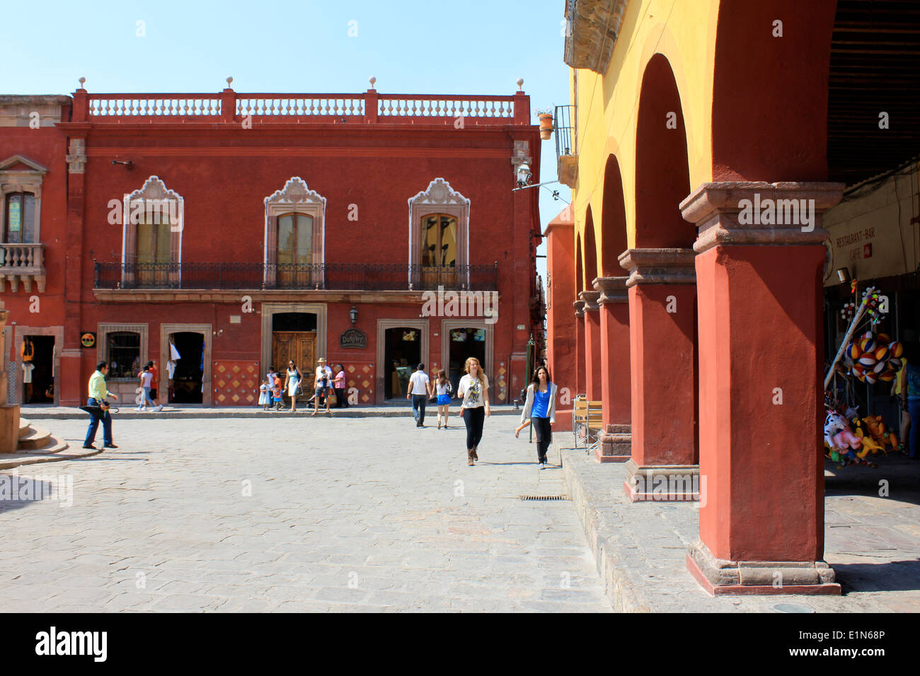 Buildings arcade in main hi-res stock photography and images - Alamy
