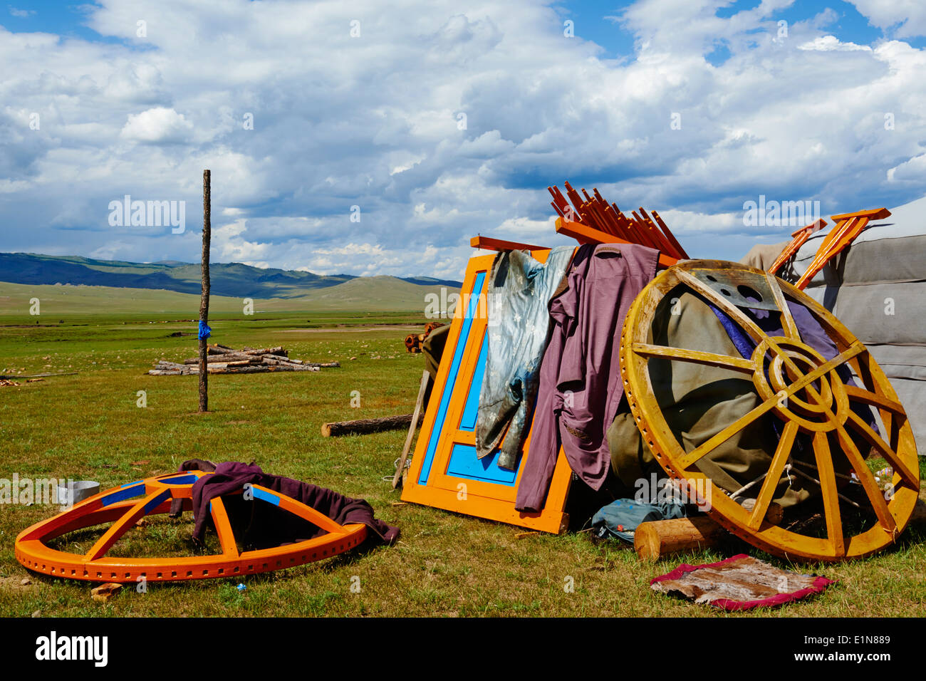 Mongolia, Ovorkhangai province, Okhon valley, nomad transhumance, yurt ...