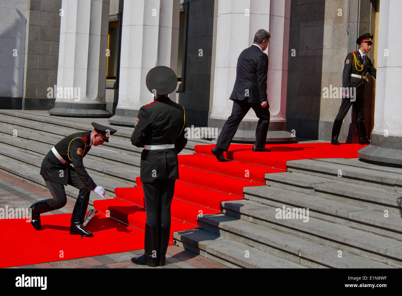Kiev, Ukraine. 7th June, 2014. Soldier of Honor guard faints from the ...