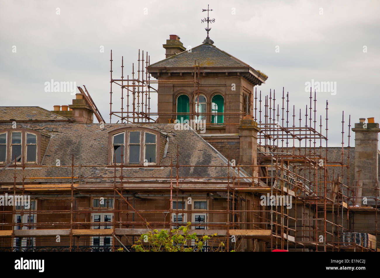 Scaffolding around house hi-res stock photography and images - Alamy