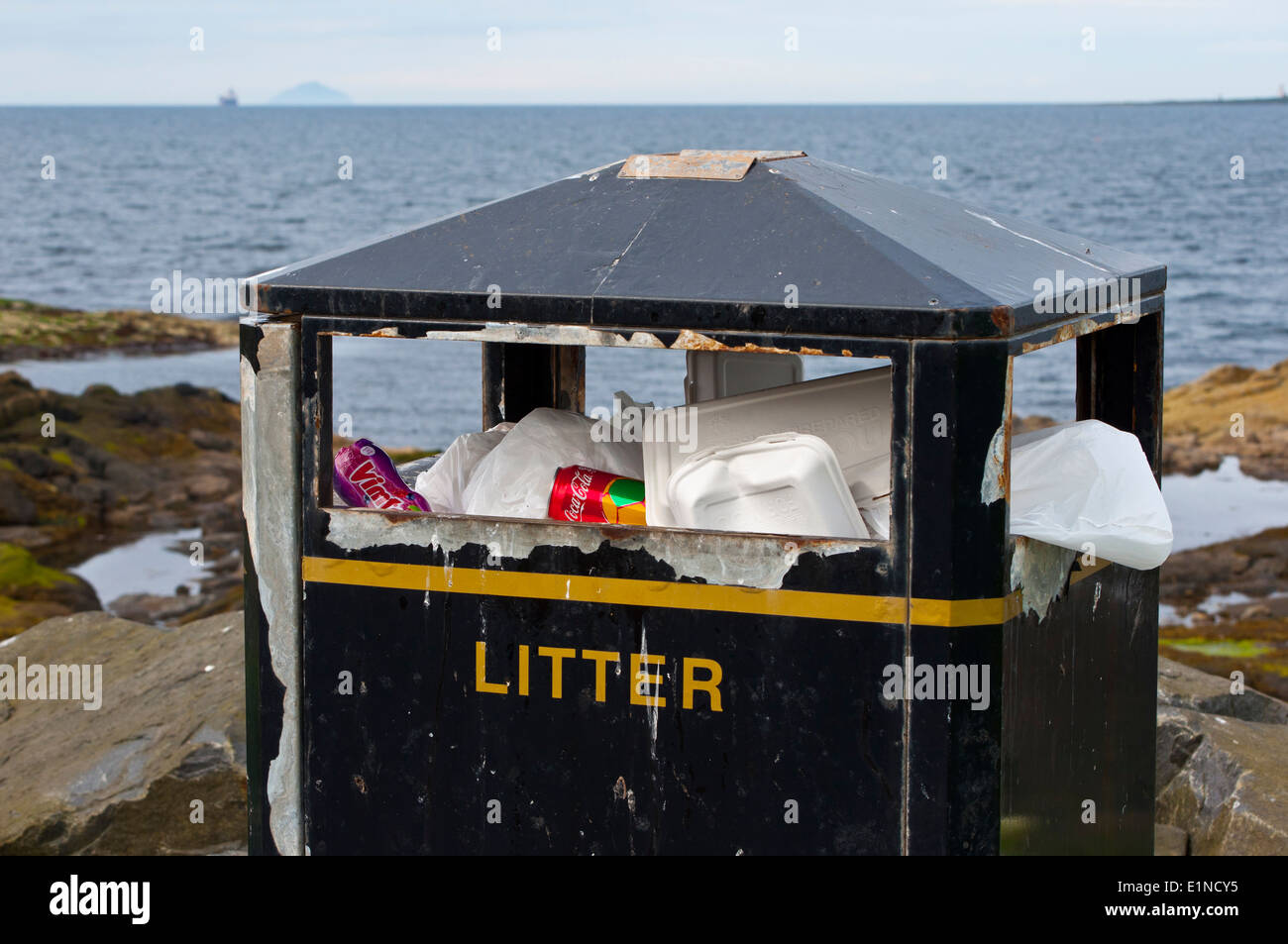 full overflowing litter rubbish bin Stock Photo - Alamy