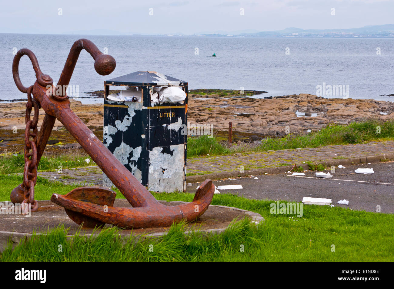 full overflowing litter rubbish bin Stock Photo - Alamy