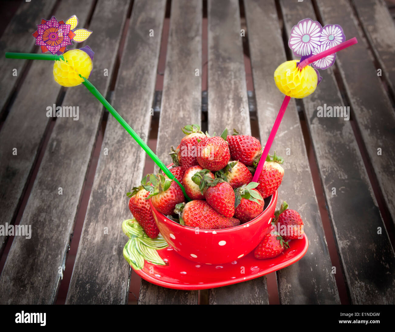 Straw strawberries hi-res stock photography and images - Alamy