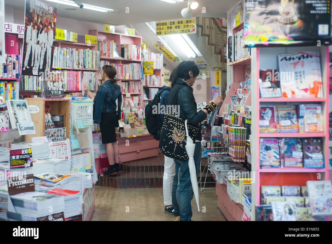 Tokyo Japan 2014 - Young people in a bookstore Stock Photo - Alamy