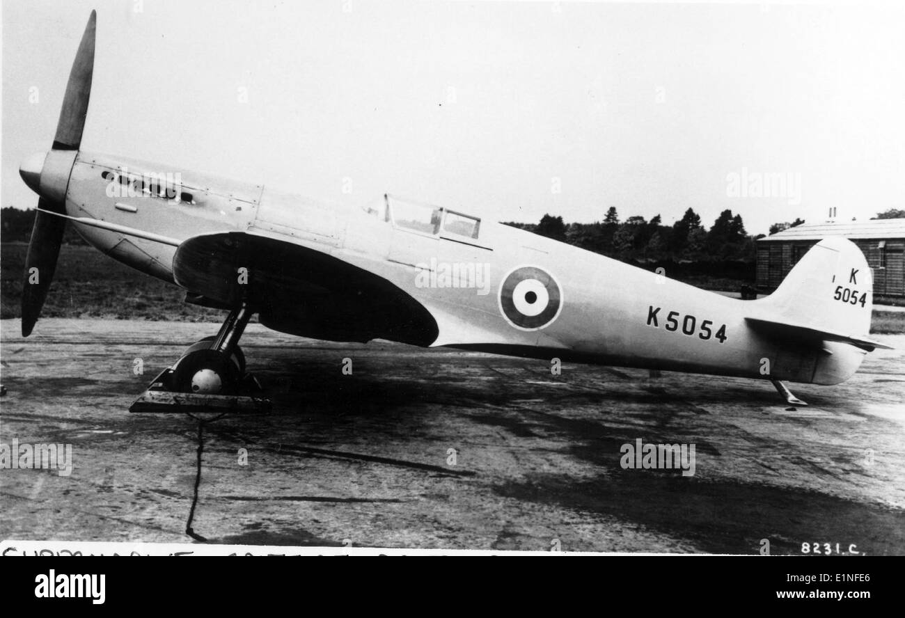 Spitfires in the battle of britain hi-res stock photography and images ...