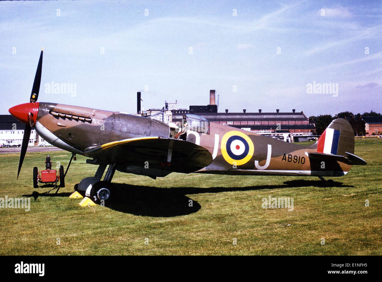 Supermarine Spitfire Mk.Vb, AB910, G-AISU, Duxford Stock Photo - Alamy