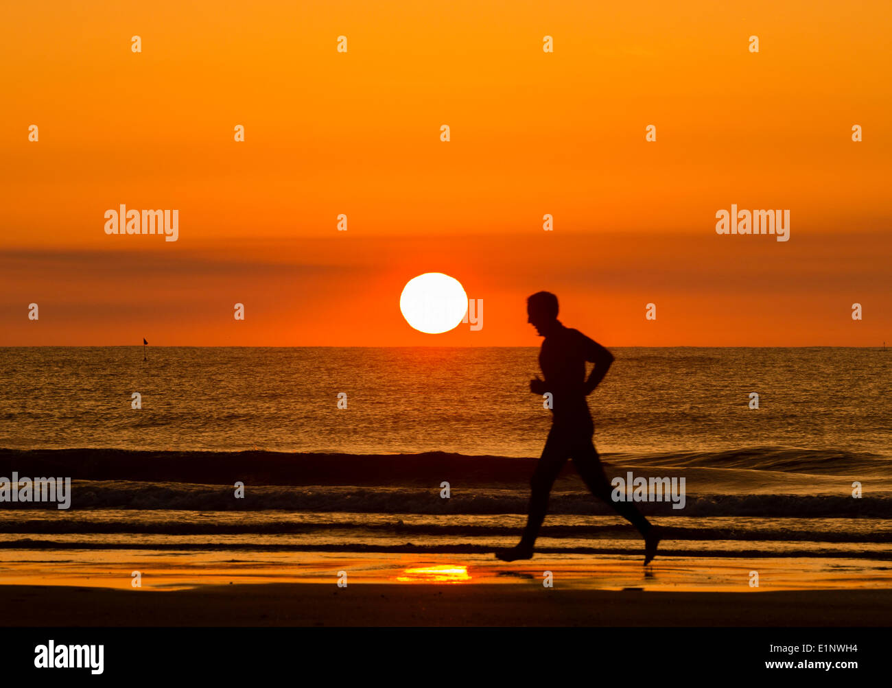Jogger on beach at sunrise uk hi-res stock photography and images - Alamy