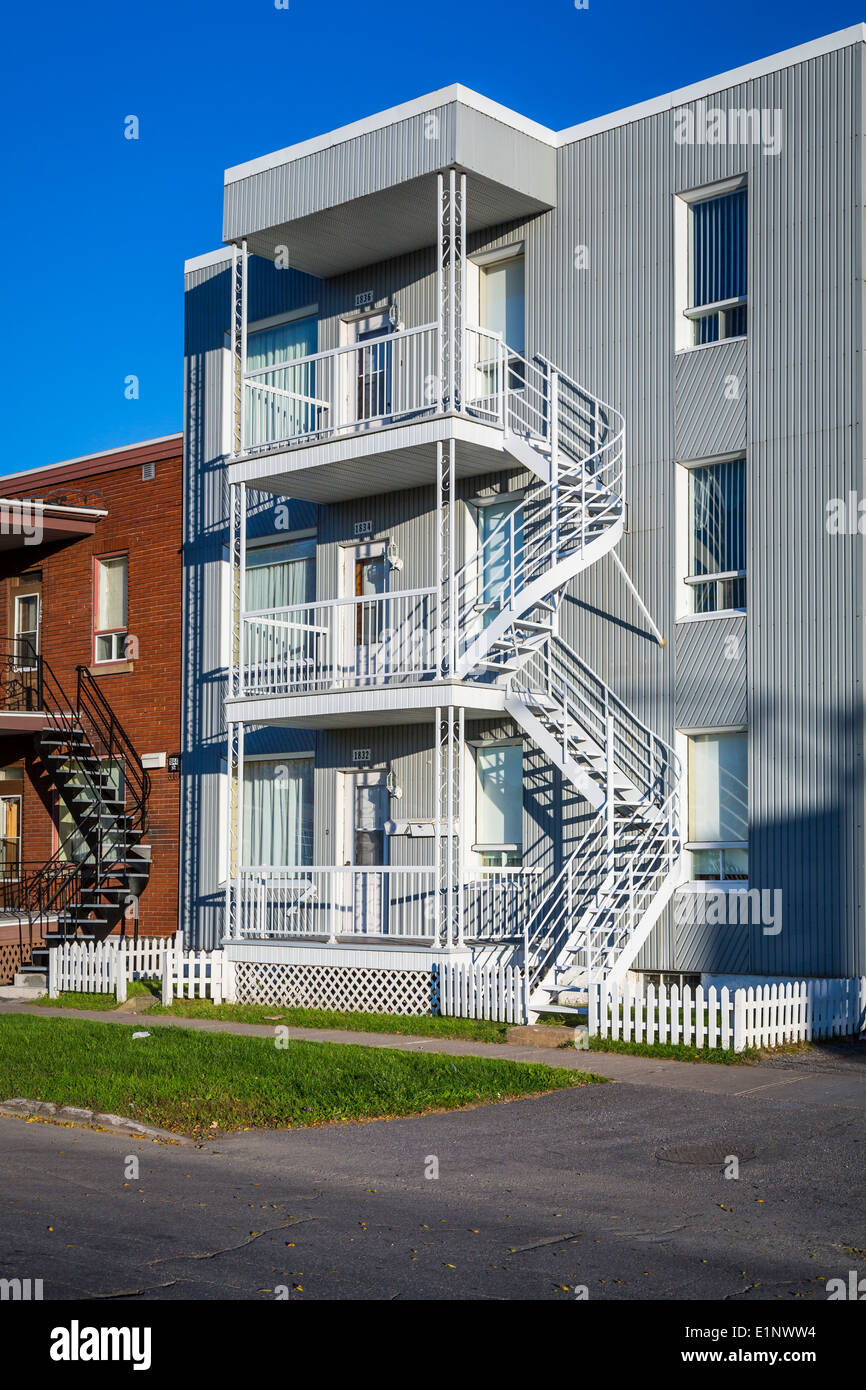 Three story building hi-res stock photography and images - Alamy