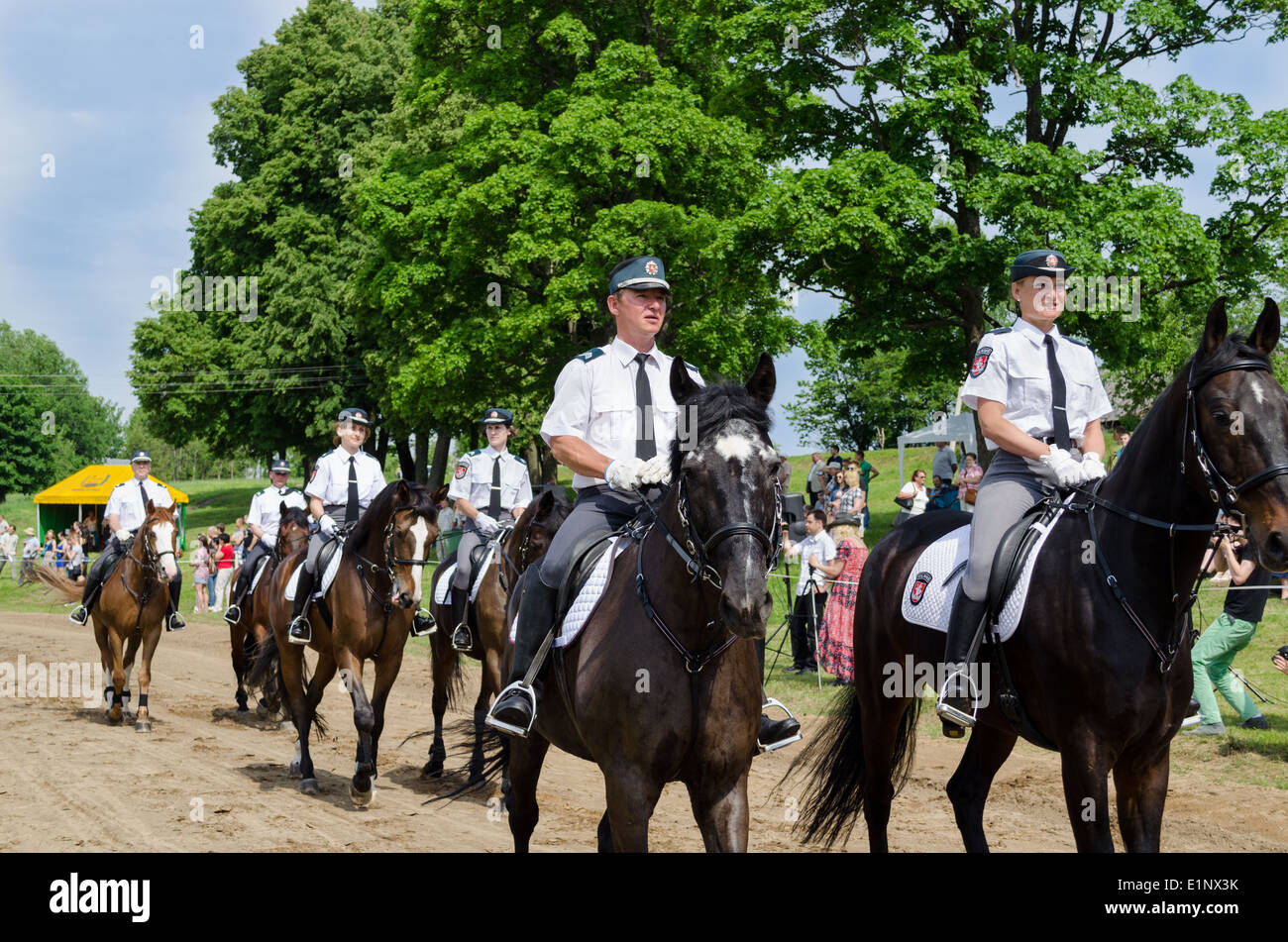 Police woman riding horse hi-res stock photography and images - Alamy