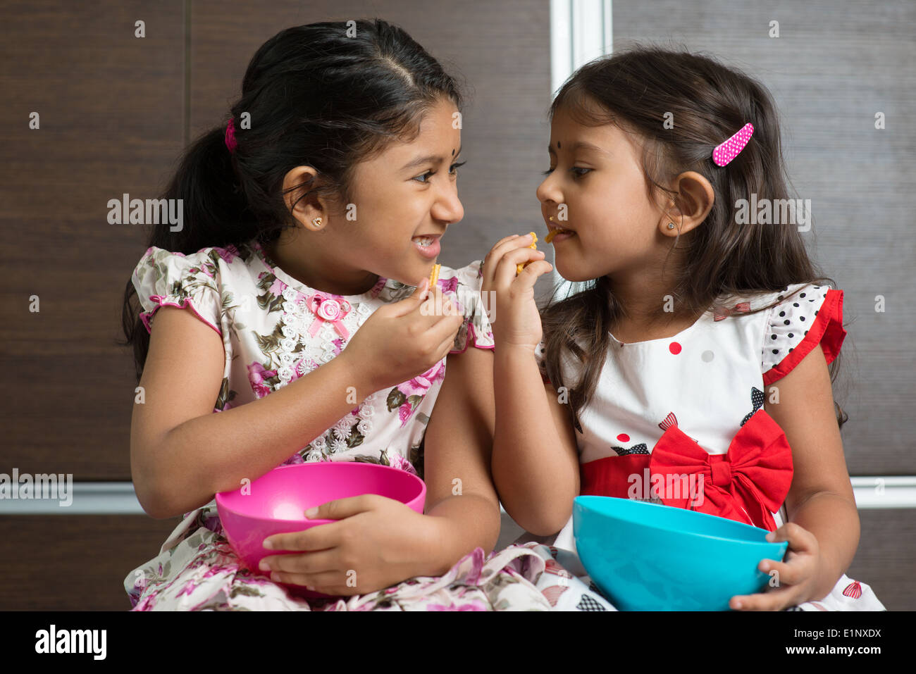 Indian children eating hi-res stock photography and images - Alamy