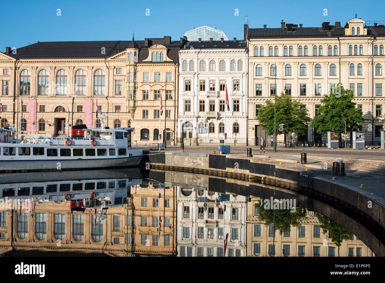 Boat along wharf hi-res stock photography and images - Alamy