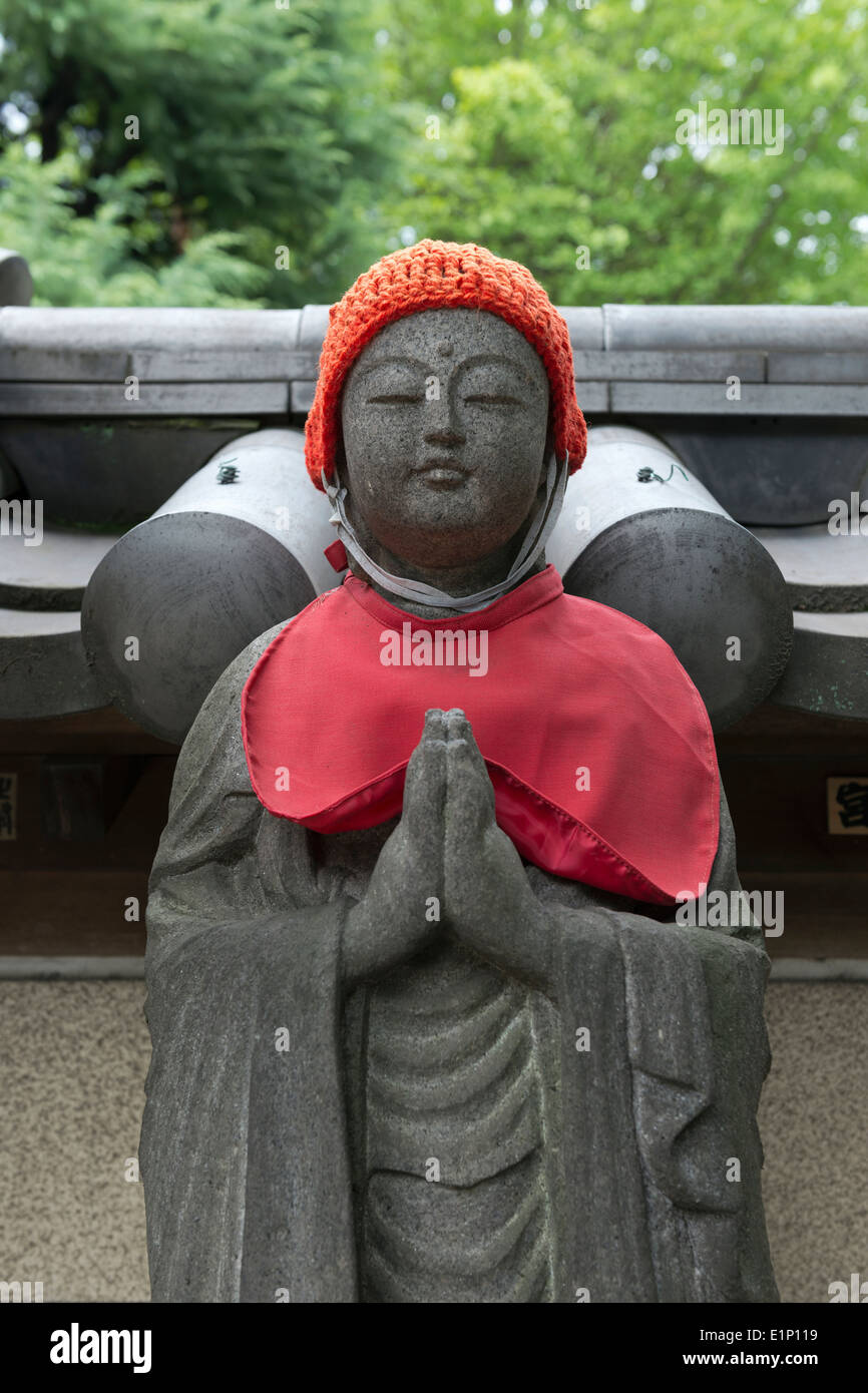 Tokyo temple sculpture hi-res stock photography and images - Alamy