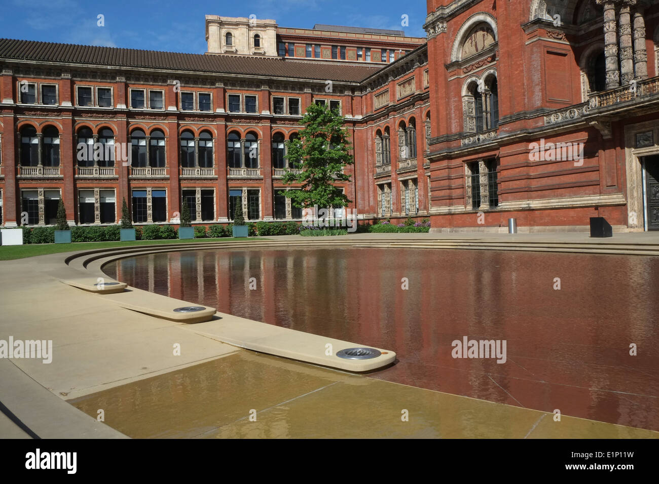 London courtyard hi-res stock photography and images - Alamy