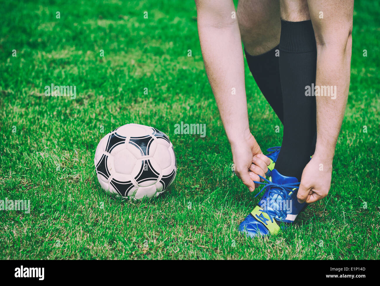 Soccer player tying shoe hi-res stock photography and images - Alamy