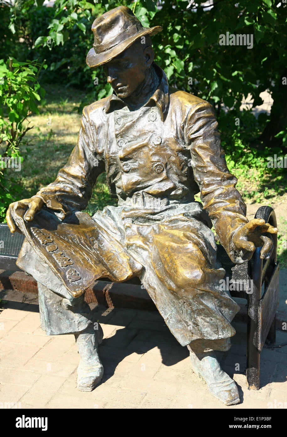 Reading man sculpture hi-res stock photography and images - Alamy