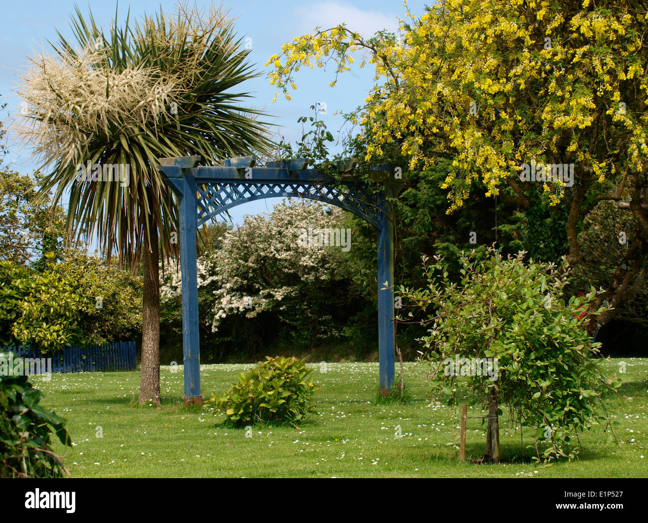 Wooden garden arch hi-res stock photography and images - Alamy