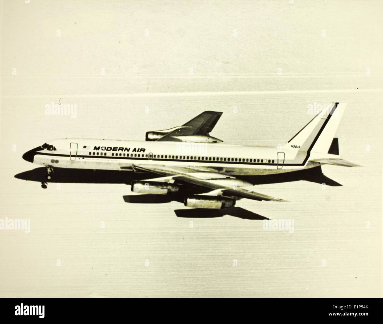 Commercial flight in 1960 hi-res stock photography and images - Alamy