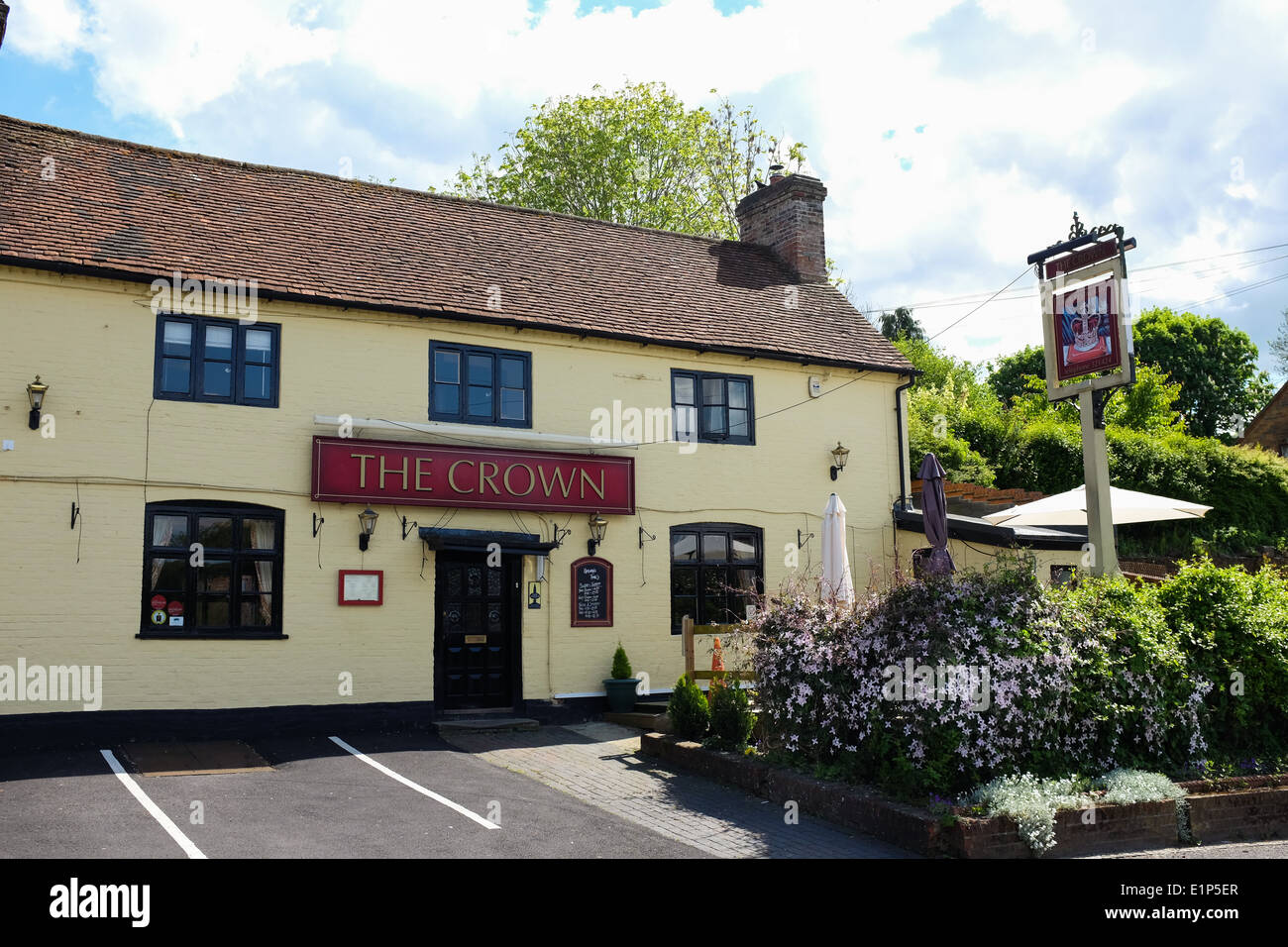 English Pub Front High Resolution Stock Photography and Images - Alamy