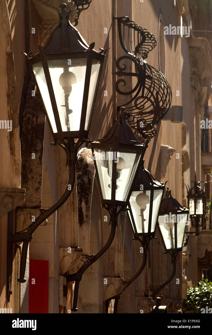 Wrought iron street lamp brackets hi-res stock photography and images ...