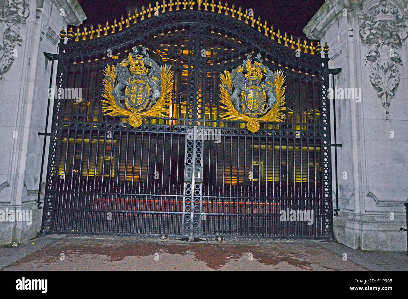 Buckingham palace night gates hi-res stock photography and images - Alamy