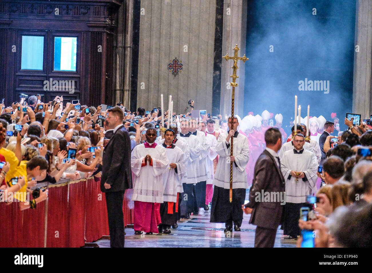 Pentecost crowd hi-res stock photography and images - Alamy