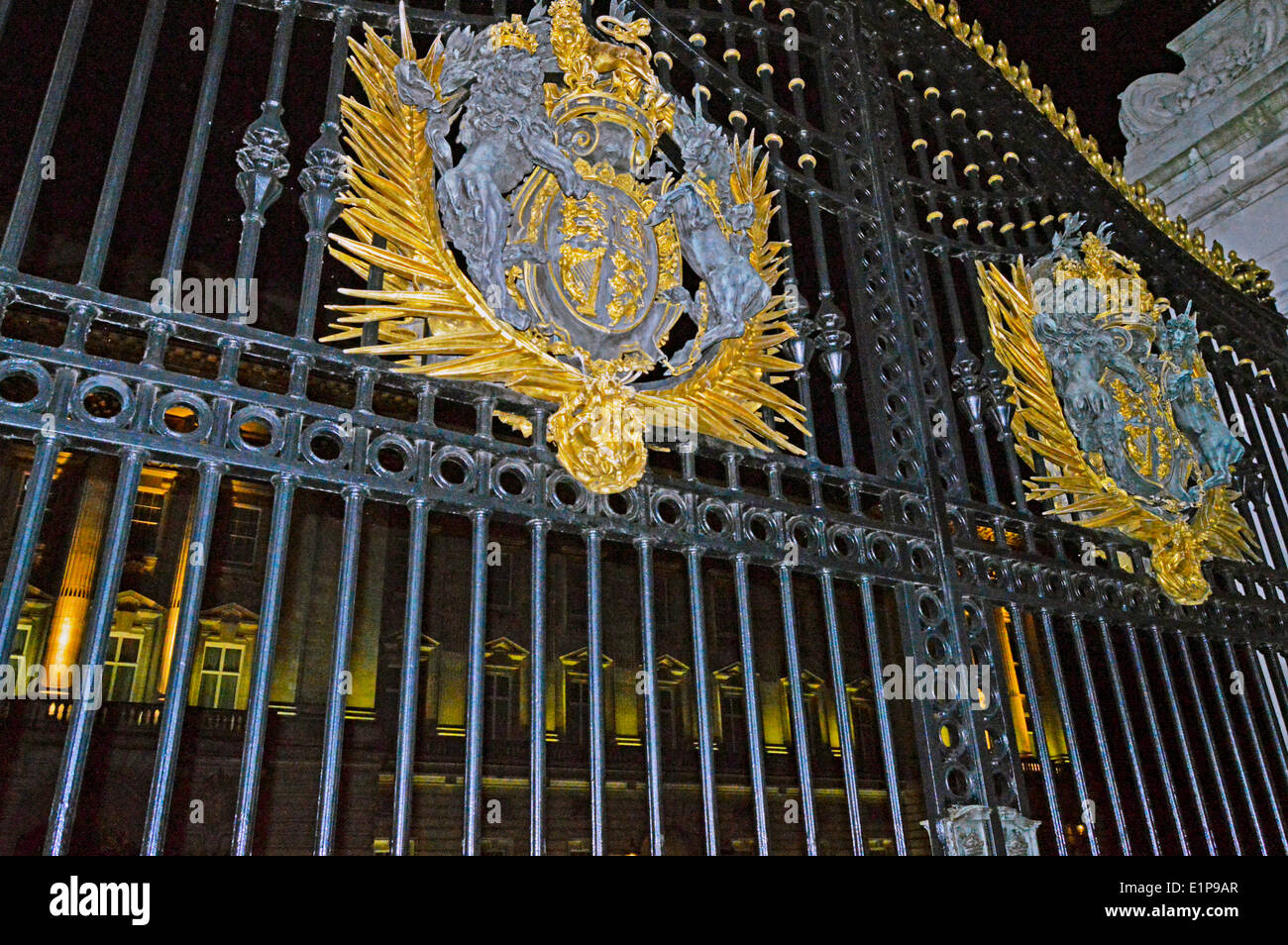 Buckingham palace night gates hi-res stock photography and images - Alamy