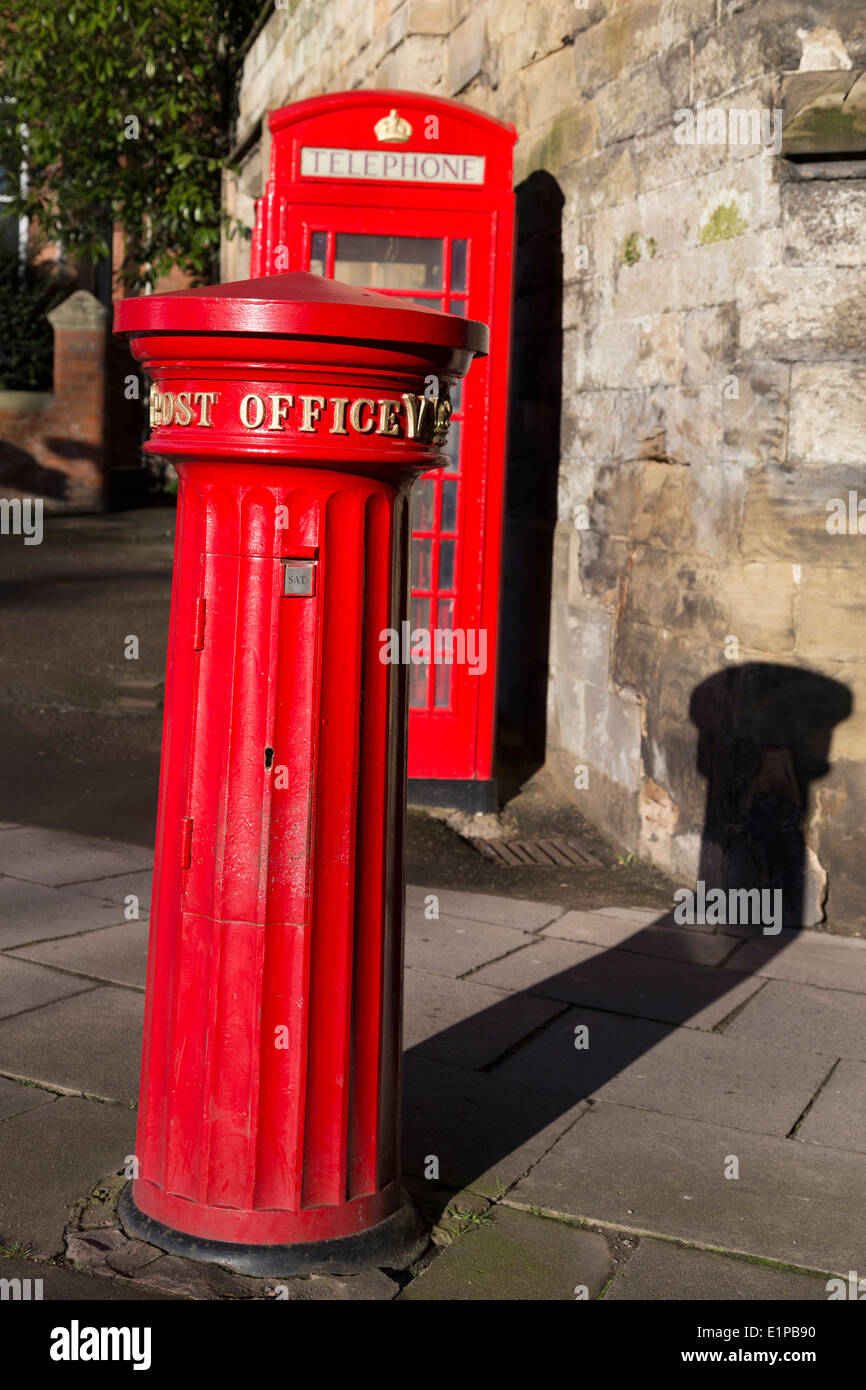 UK, Warwickshire, Warwick, Post Office box and Telephone Box Stock ...