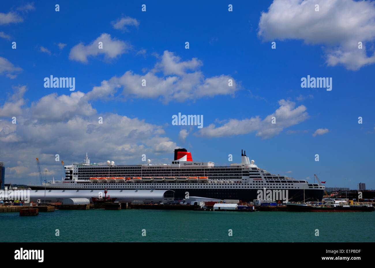 The queen mary southampton docks art hi-res stock photography and ...