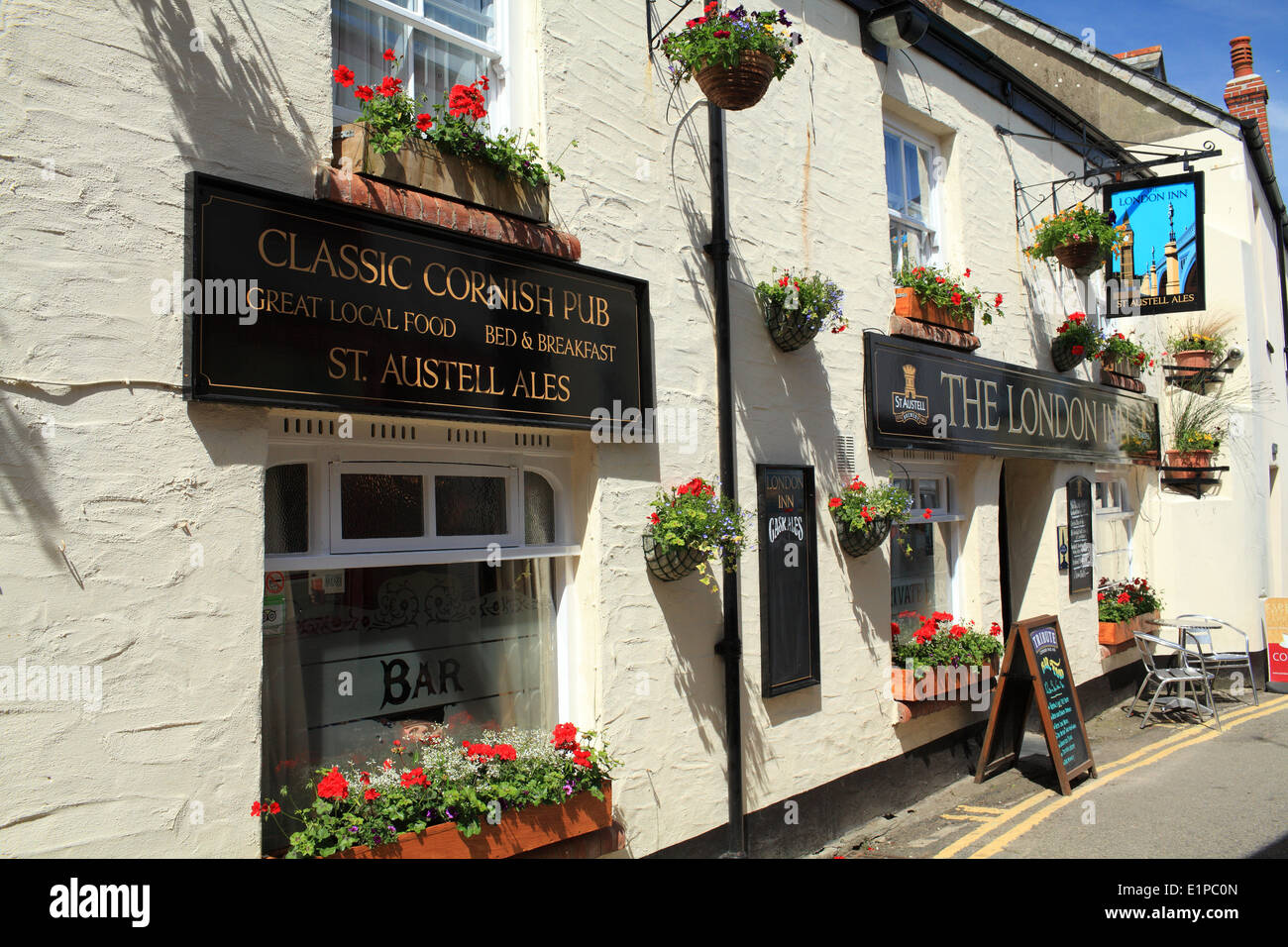 Padstow pub, North Cornwall, England, UK Stock Photo - Alamy