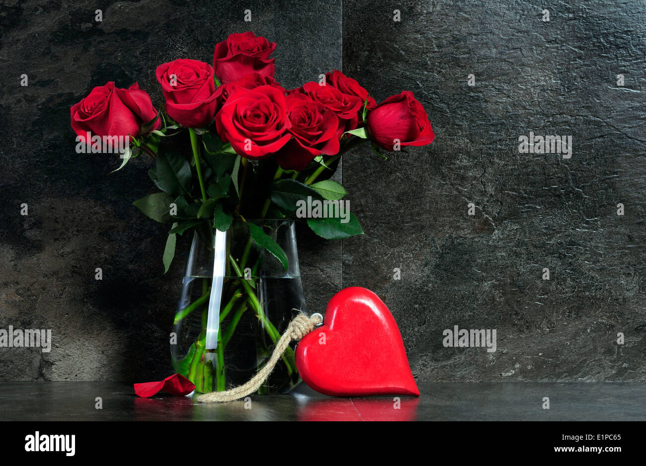 Red roses vase hi-res stock photography and images - Alamy