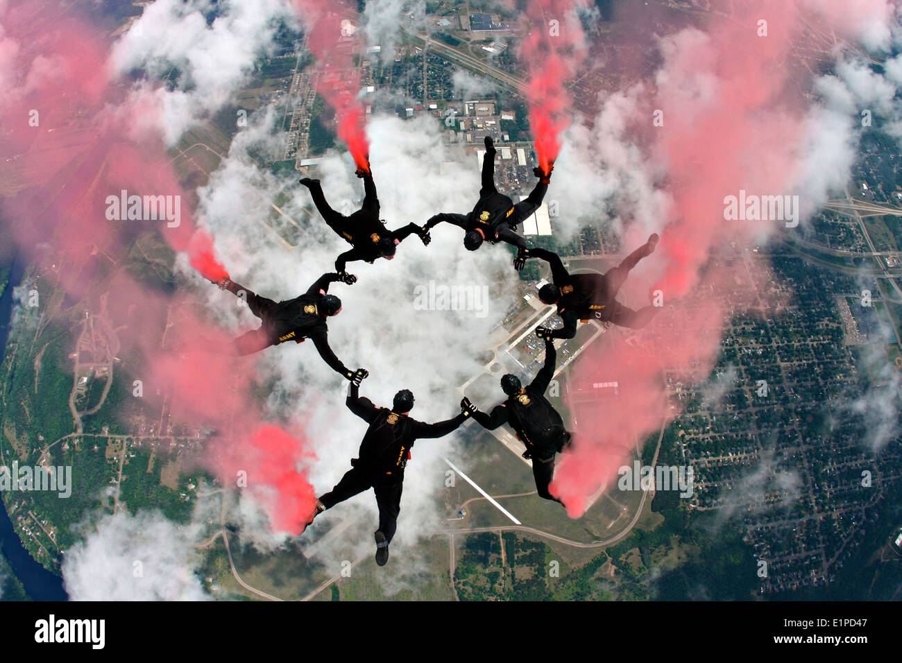 Golden knights parachute team hi-res stock photography and images - Alamy