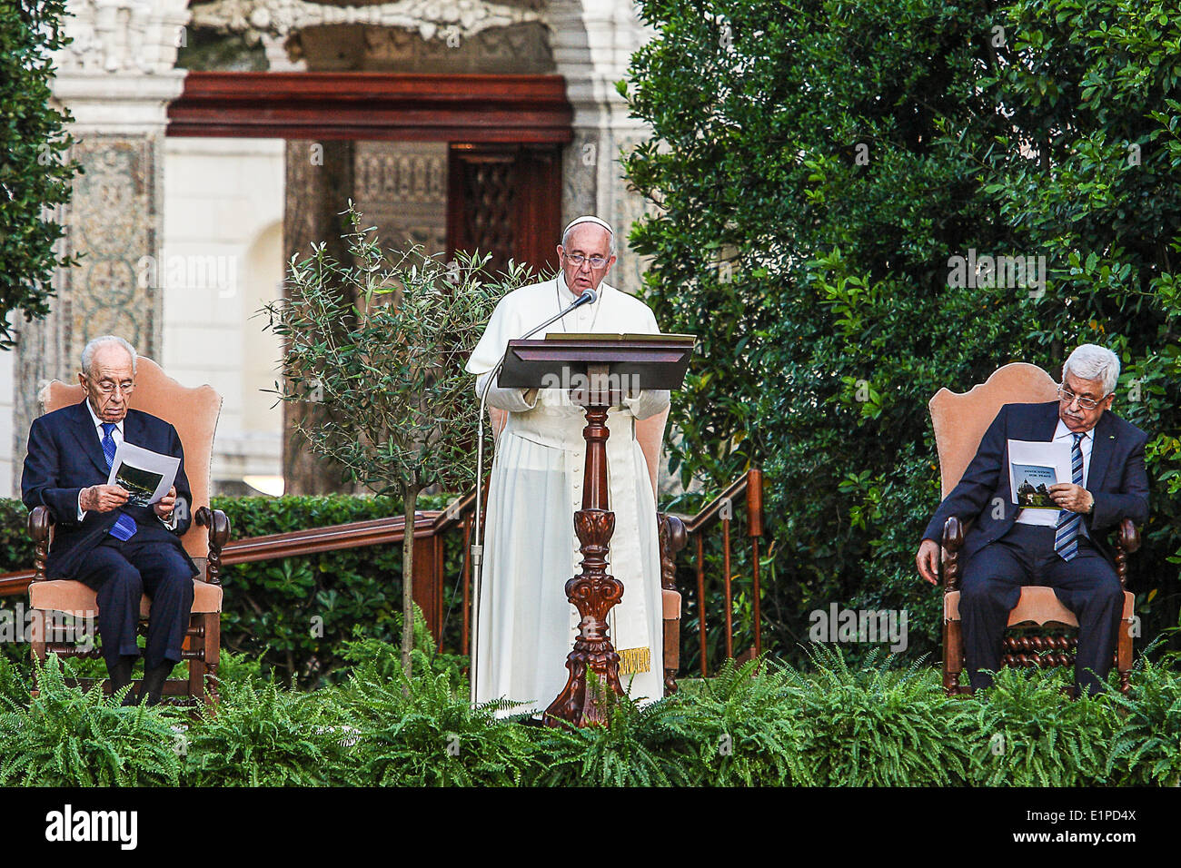 Prayer meeting pope francis hi-res stock photography and images - Alamy