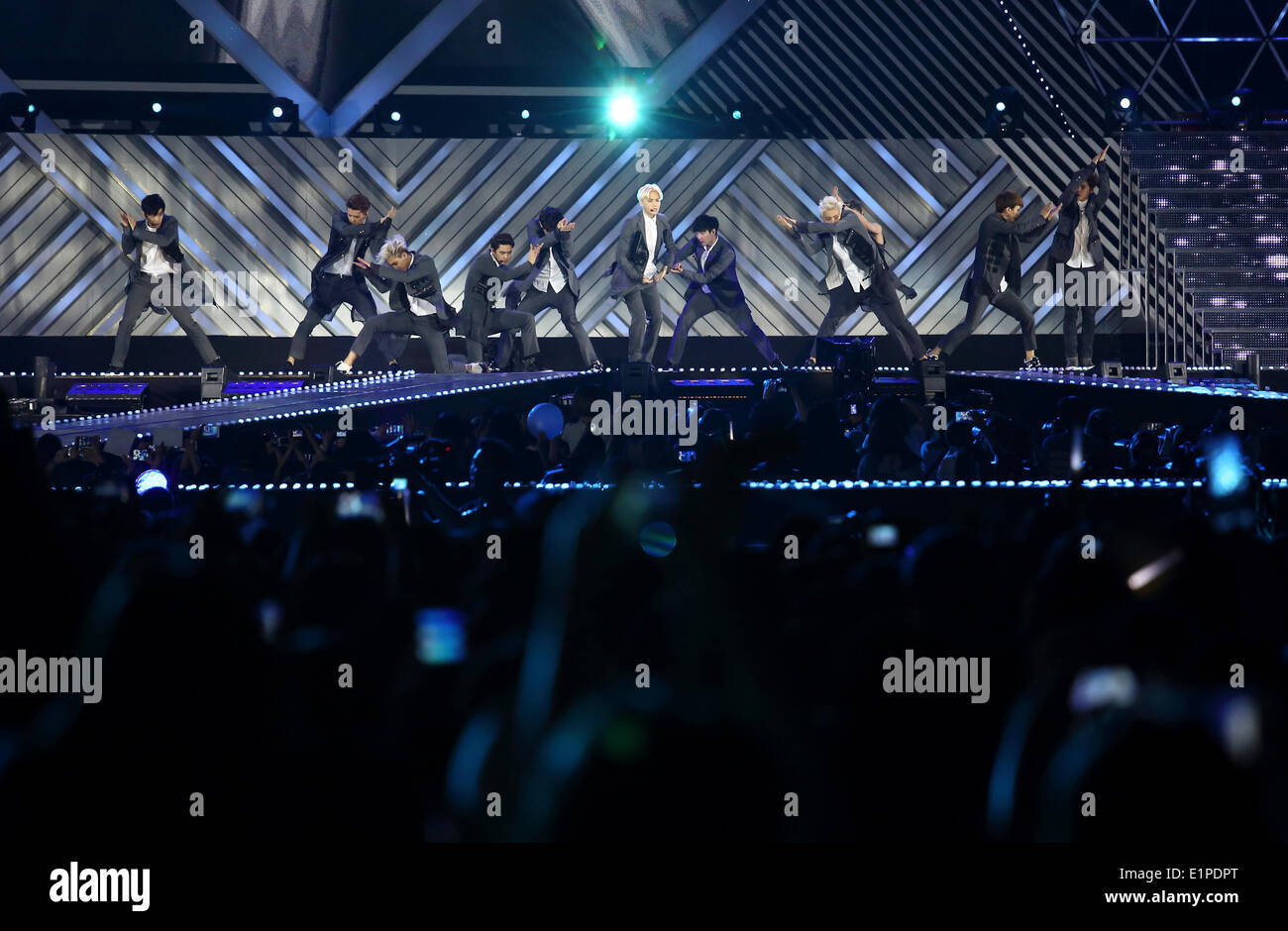 Exo boy band hi-res stock photography and images - Alamy