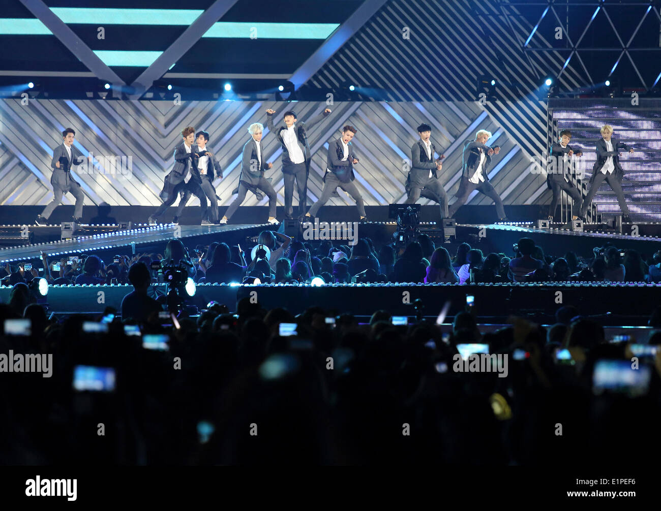 Exo boy band hi-res stock photography and images - Alamy
