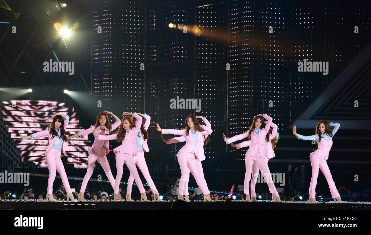 Girls generation k pop hi-res stock photography and images - Alamy