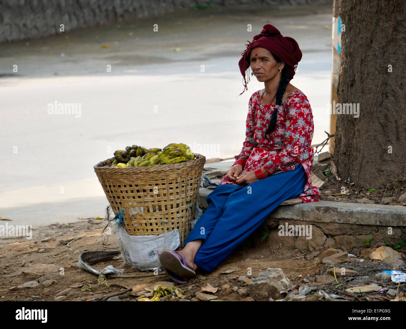 Lady under tree hi-res stock photography and images - Alamy