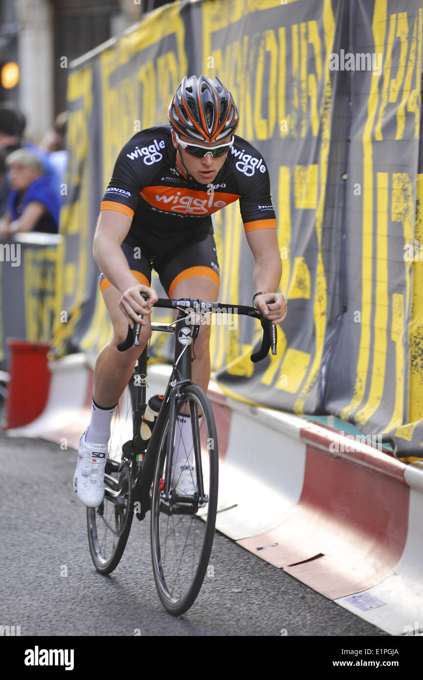 Action on back straight hi-res stock photography and images - Alamy