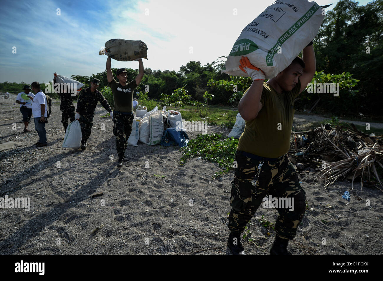 Manila bay pollution hi-res stock photography and images - Alamy