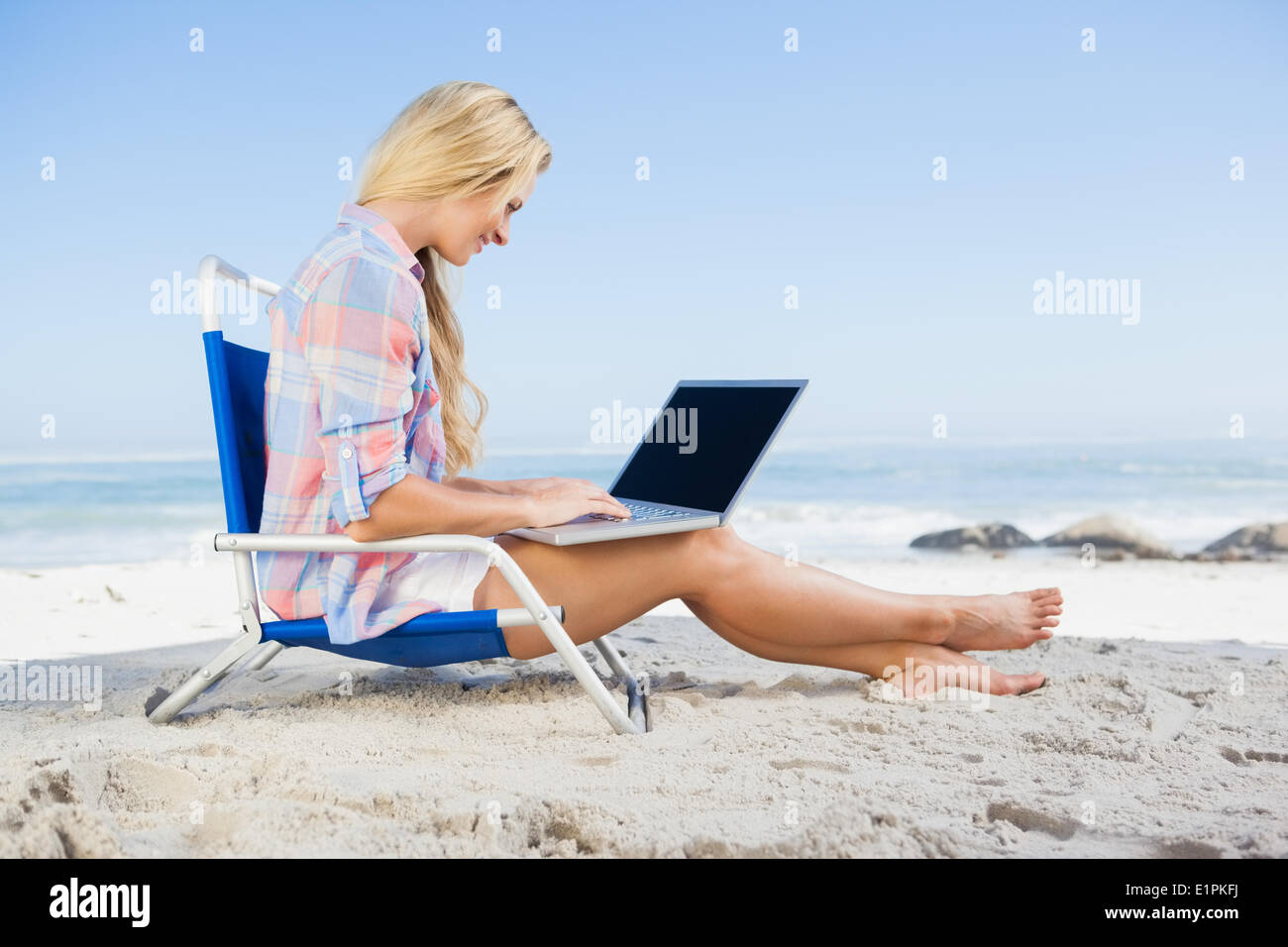 Woman beach laptop hi-res stock photography and images - Alamy