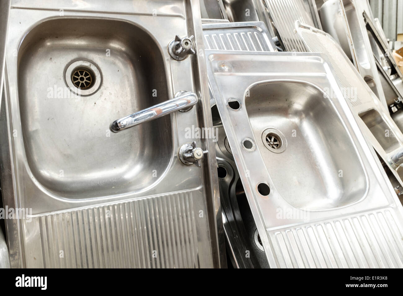 Kitchen sinks hi-res stock photography and images - Alamy