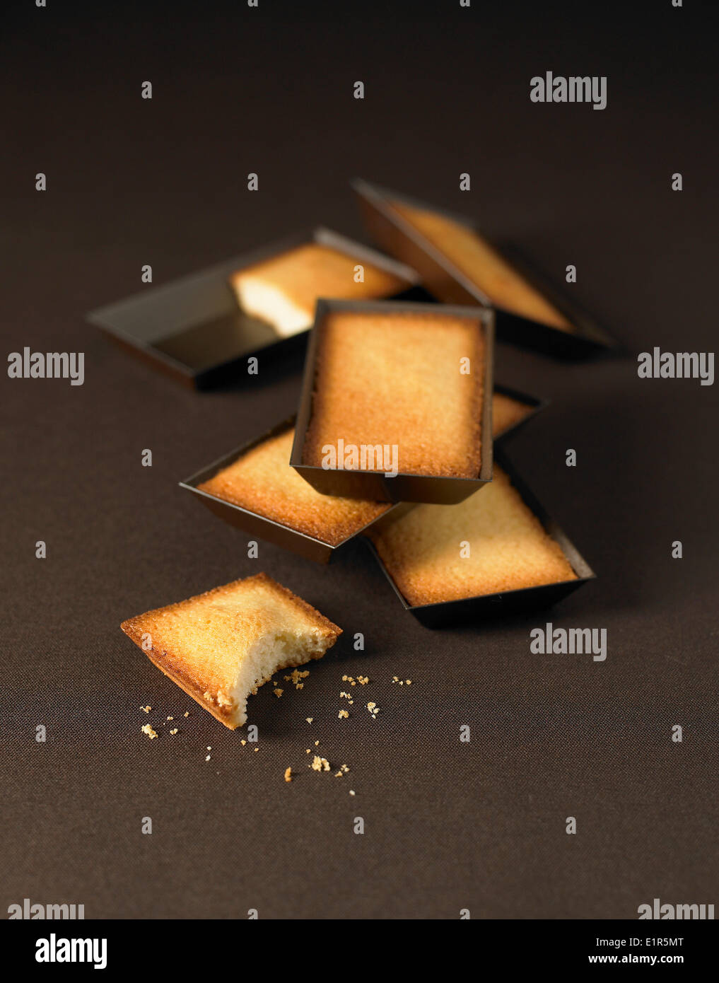 Financiers hi-res stock photography and images - Alamy