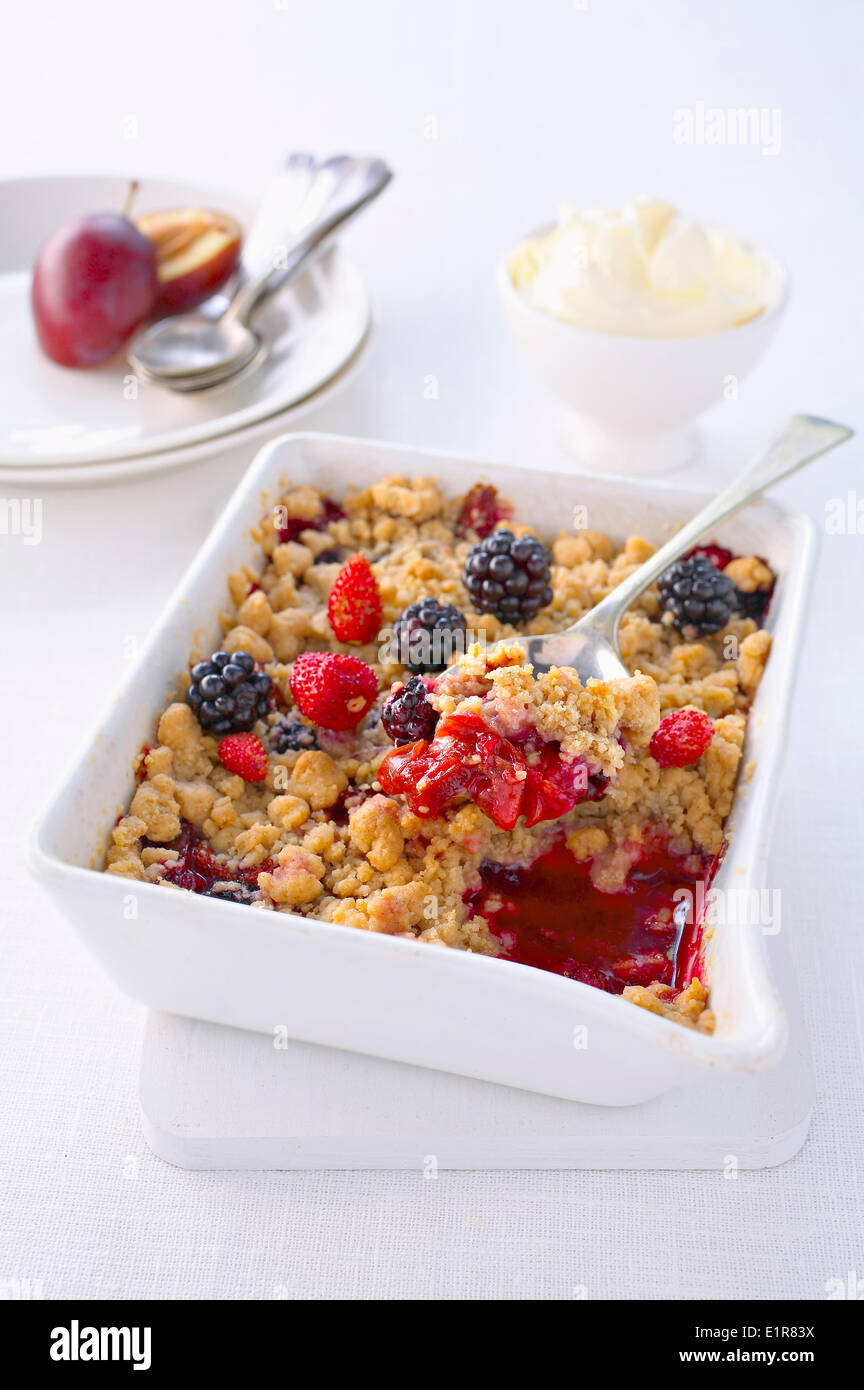 Summer fruit crumble Stock Photo - Alamy