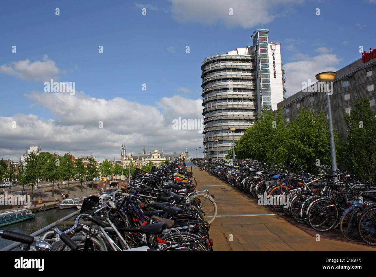 Amsterdam multi-level bike park Centraal Station Stock Photo - Alamy